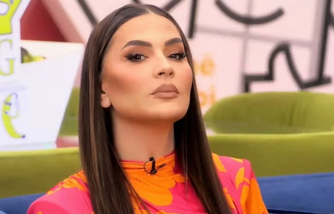 Pamje sensitive - Rozana zbulon gjoksin aksidentalisht! - Privebruto