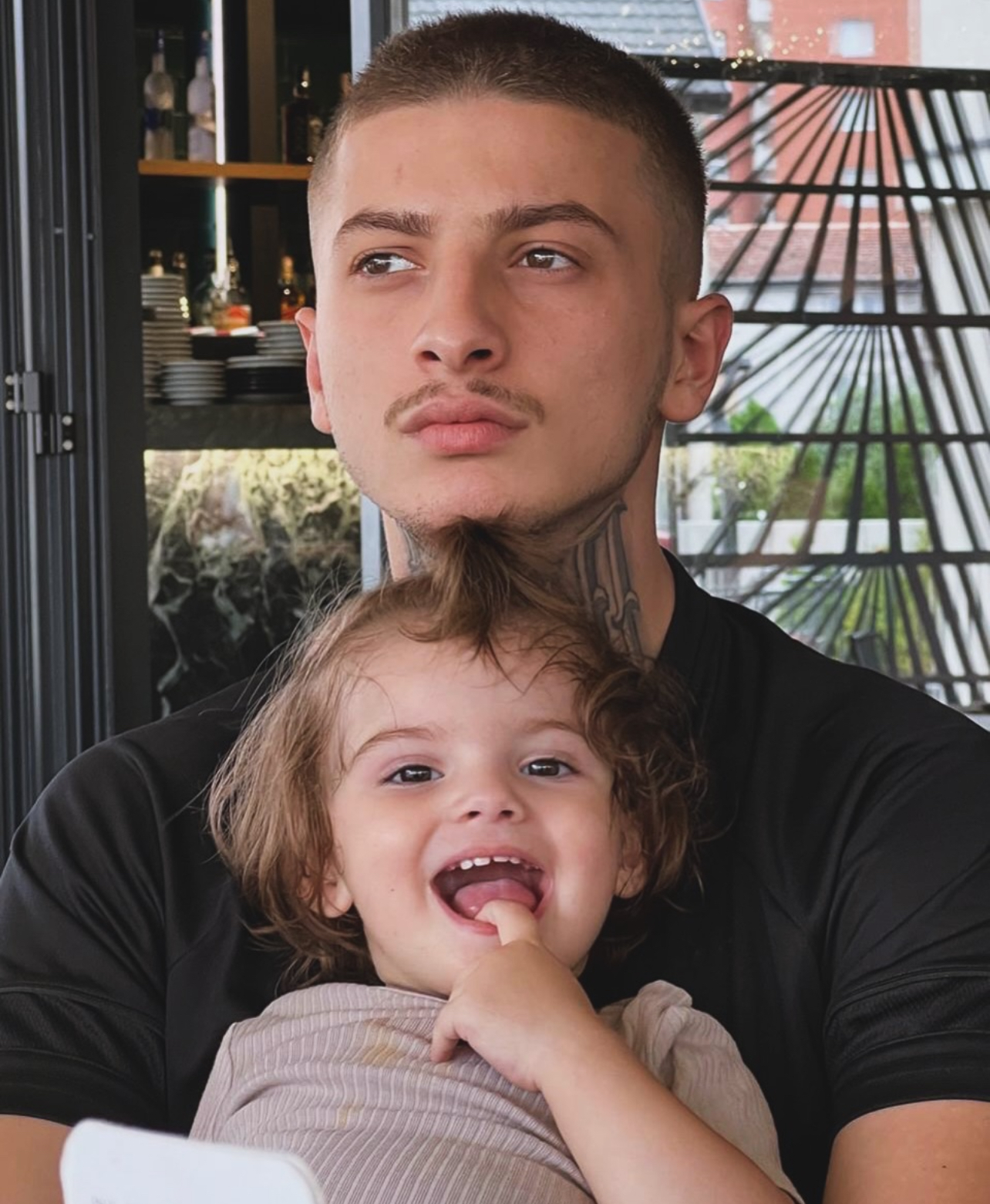 'Tetë muaj të ndarë', Fero emocionon me urimin për vajzën - Privebruto