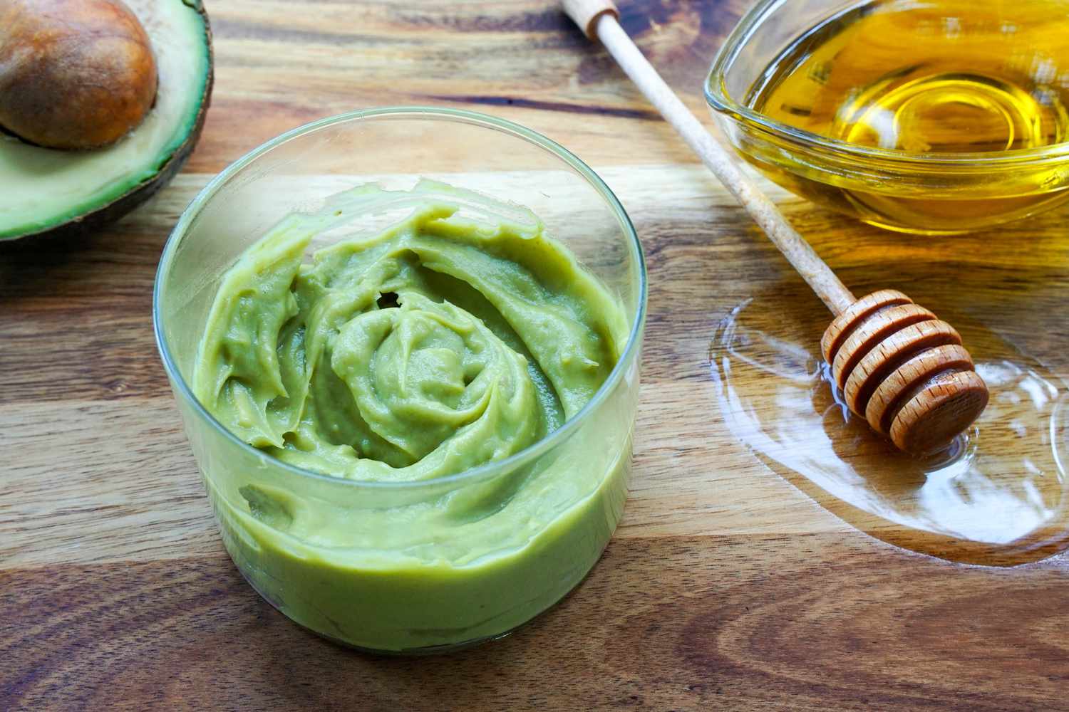 Maska që bën mrekulli: Avokado, shpëtimi i flokëve të dëmtuar - Privebruto